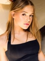 Emily Linge Height, Bio, Age, Wiki, Hot Image, Net Worth & More