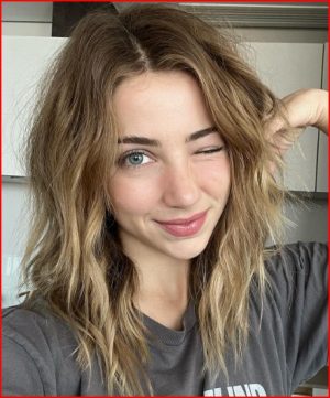Emily Rudd Age, Gif, VK, Height, Parents, transparent, Net Worth
